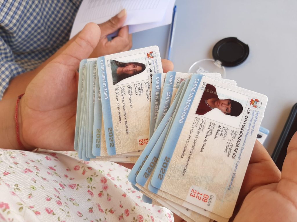 Se viene realizando la entregando el carnet universitario a los ...